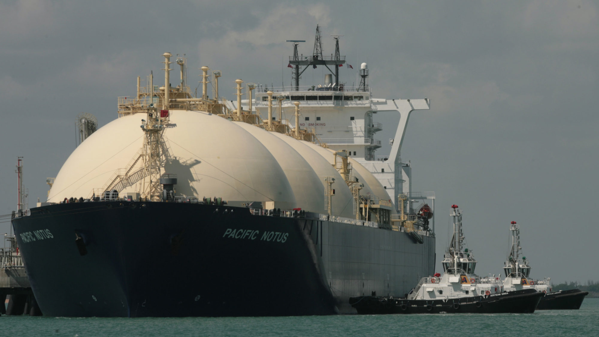 Liquified Natural Gas boat, the 'Pacific Notus' on Darwin Port after ...